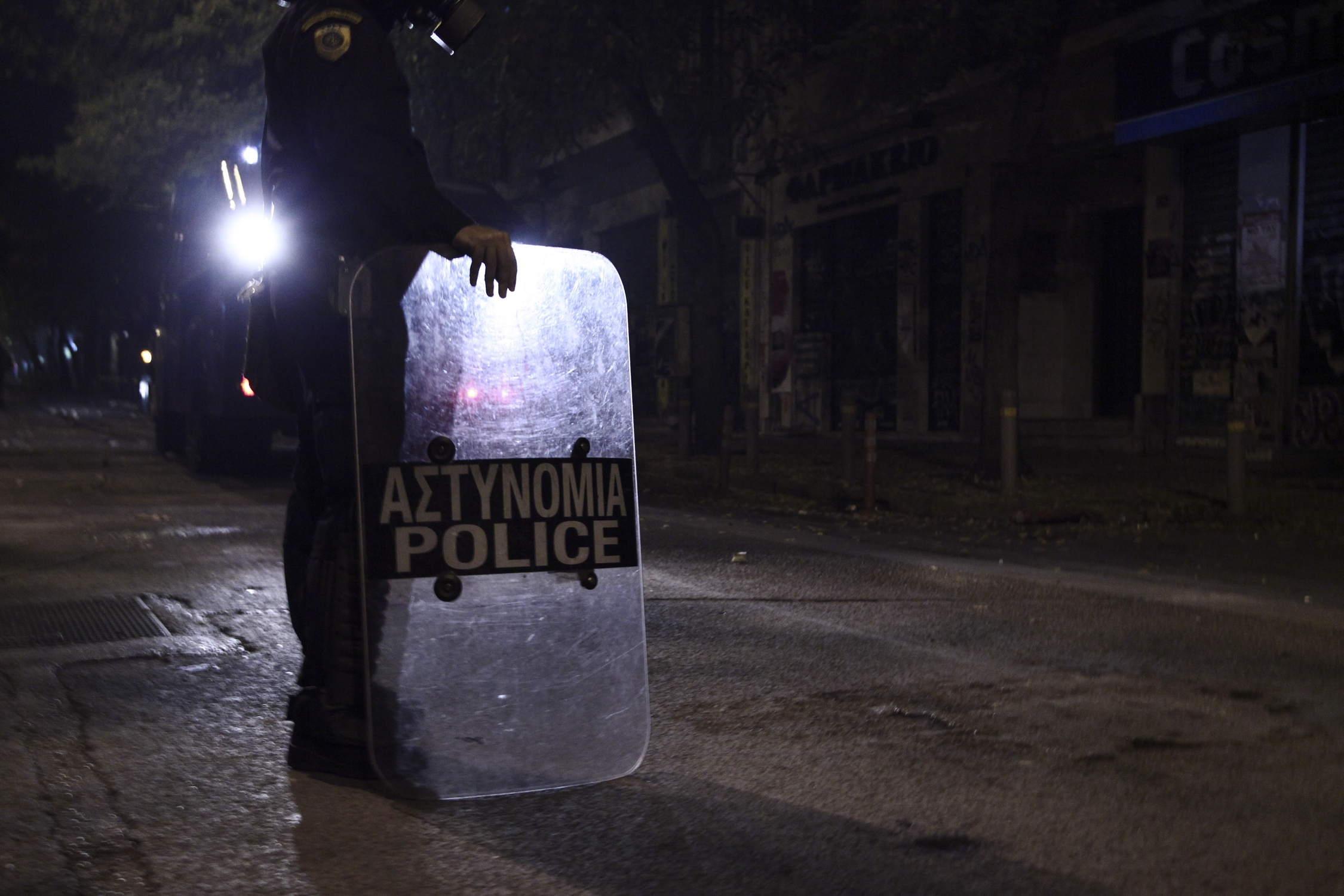 Η ανακοίνωση της Ελληνικής Αστυνομίας για το χάος έξω από το ΑΠΘ ...
